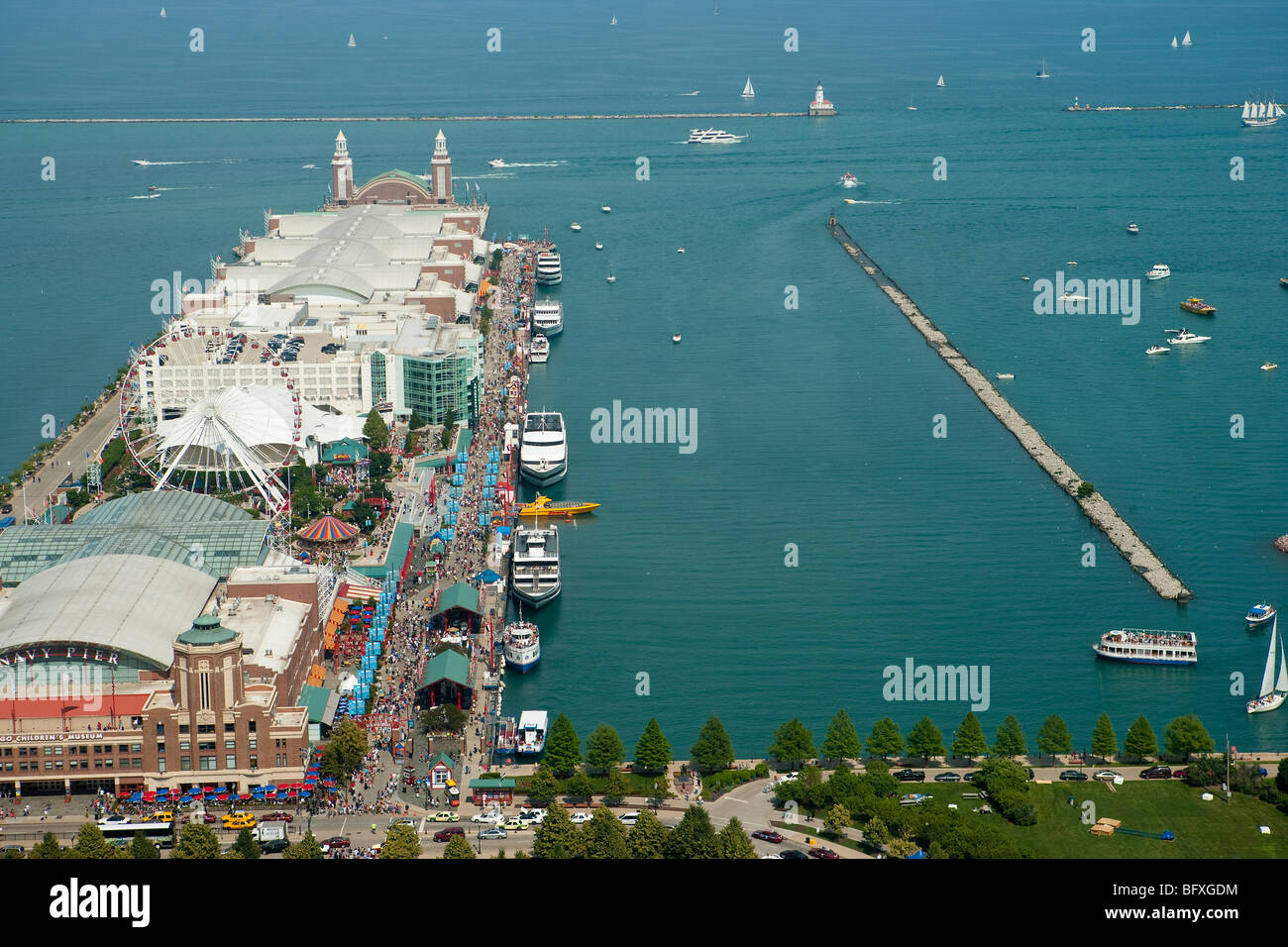 Aerial view navy pier chicago hi-res stock photography and images - Alamy