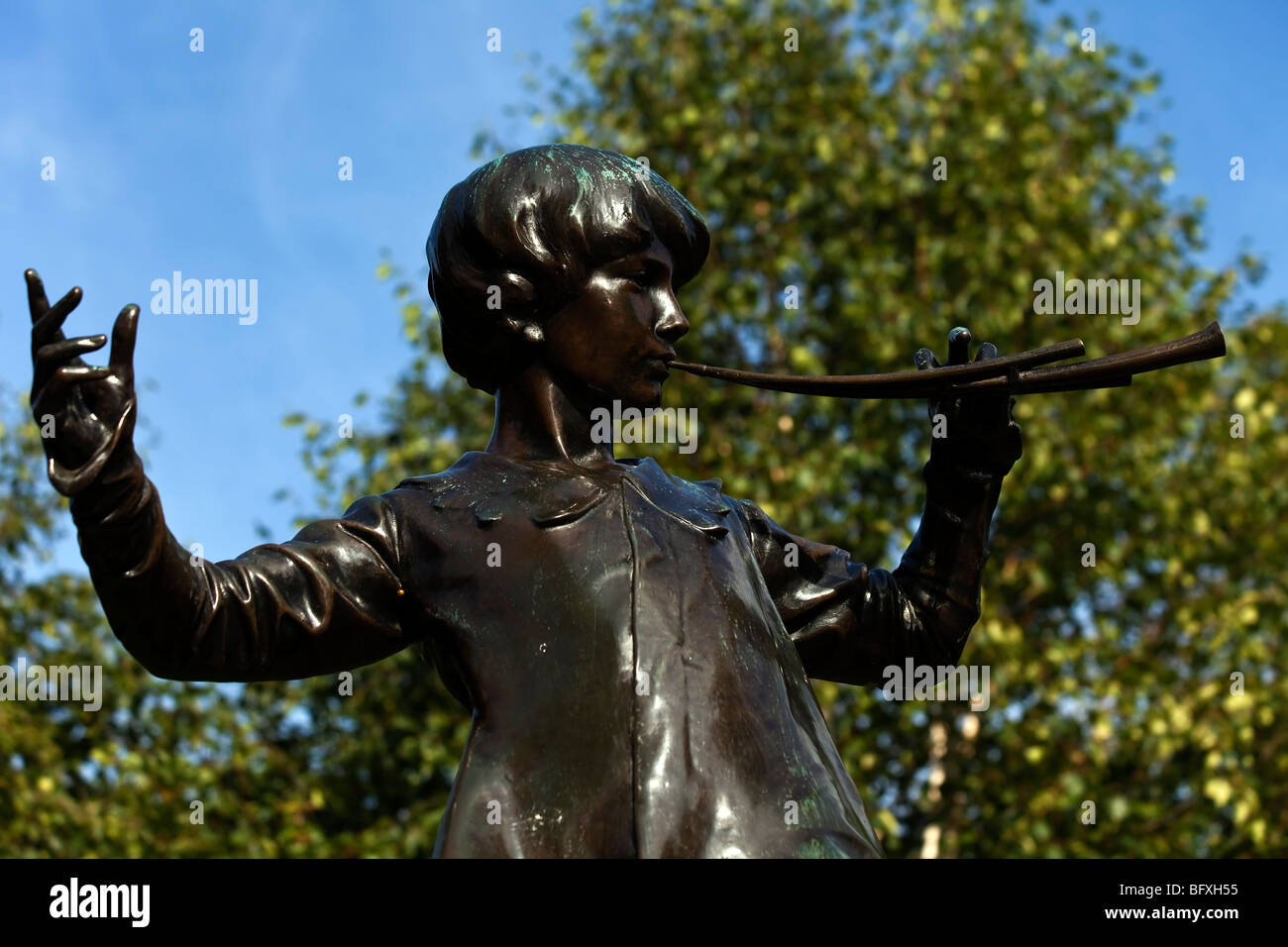 The statue of Peter Pan blowing his horn in Kensington Gardens, London ...