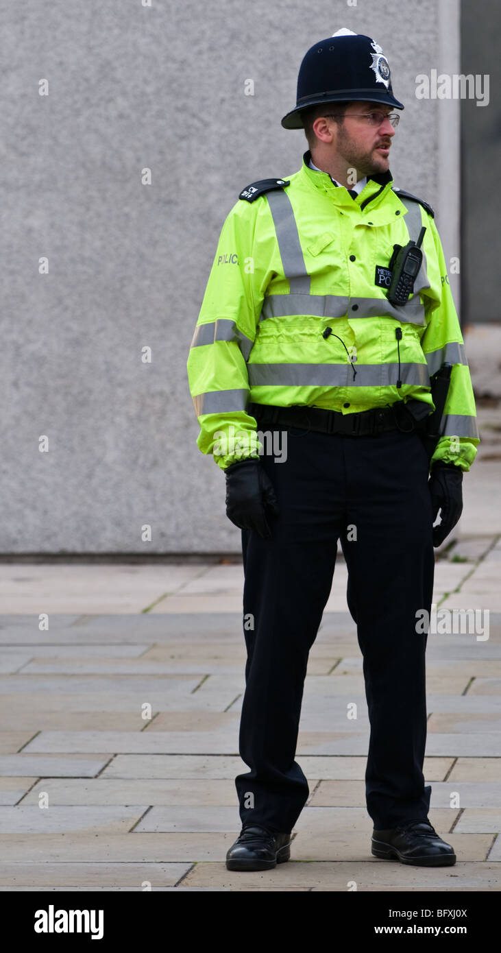 Policeman uk hi-res stock photography and images - Alamy