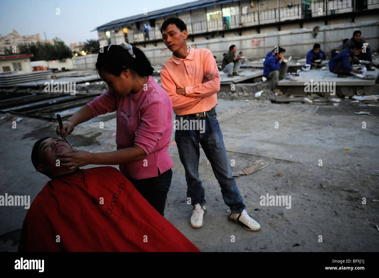 Ms Huang cutting hair for workers at the construction site of Shanghai ...