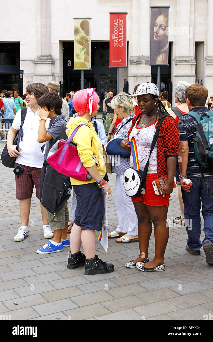 Foreign tourists gallery london hi-res stock photography and images - Alamy