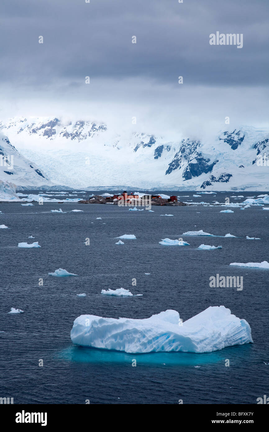 Floating Base High Resolution Stock Photography and Images - Alamy