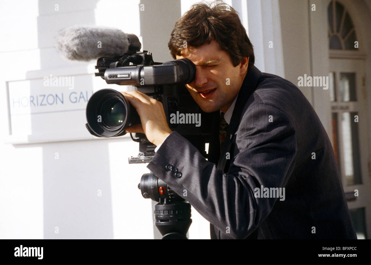 Outside tv broadcast hi-res stock photography and images - Alamy