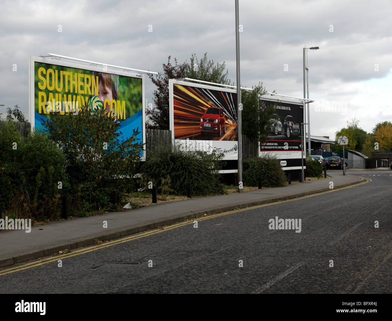 Advertisement billboard hoarding hi-res stock photography and images ...