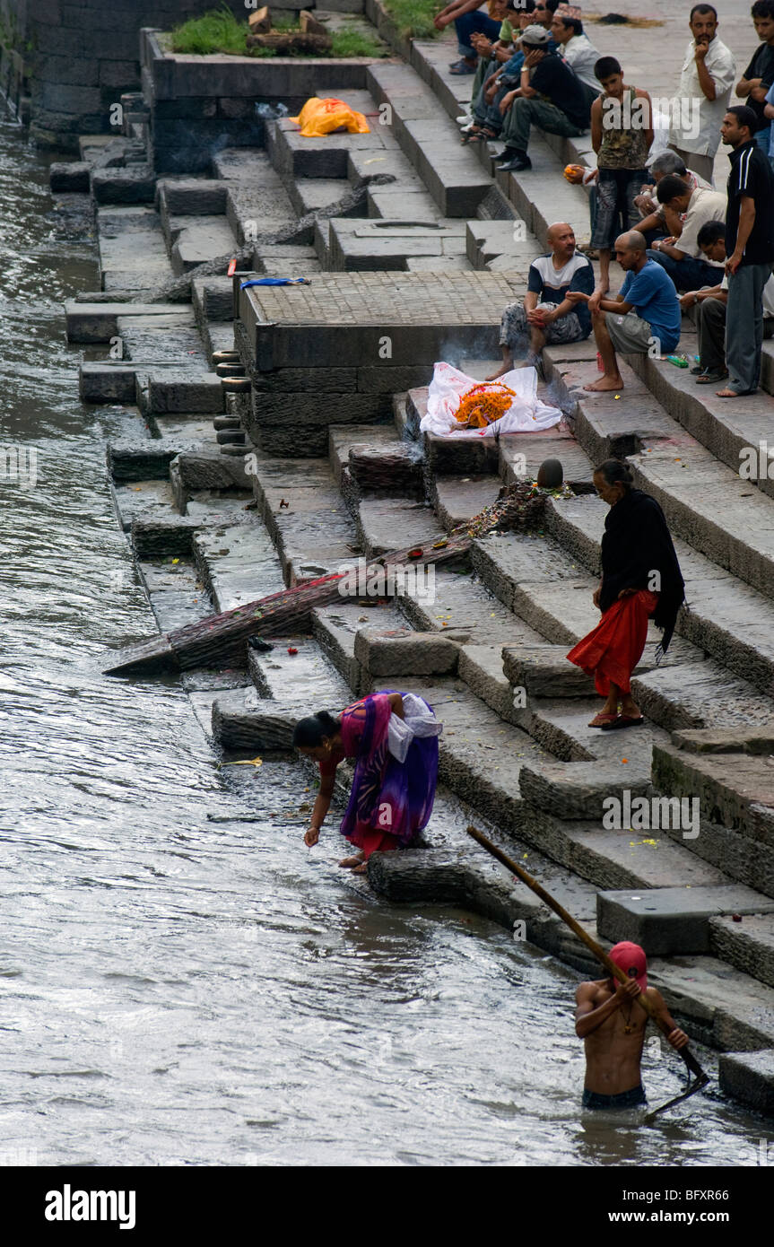 Hindu burial in Pashupatinath temple in Kathmandu, Nepal Stock Photo ...