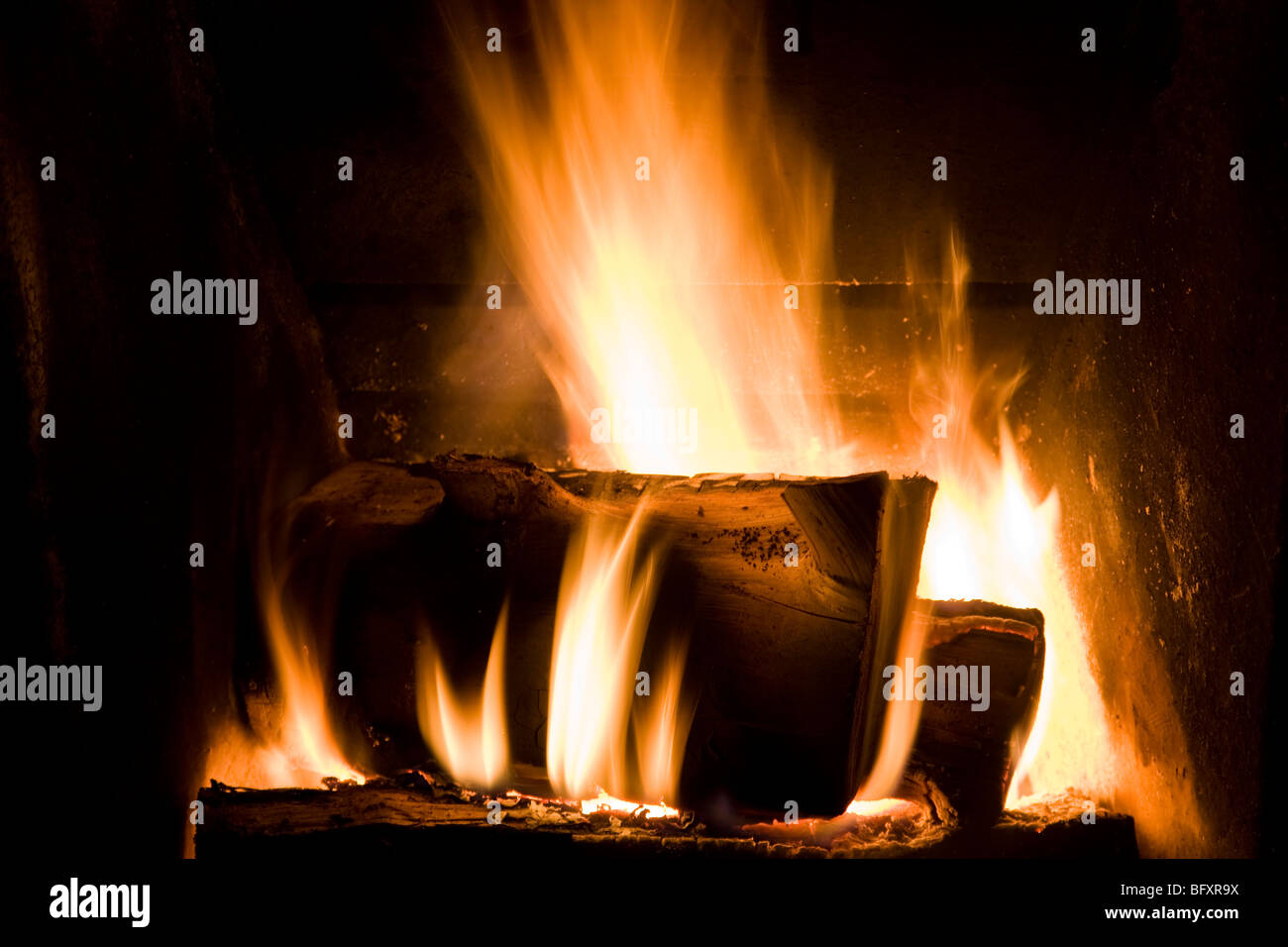 A roaring log fire Stock Photo - Alamy