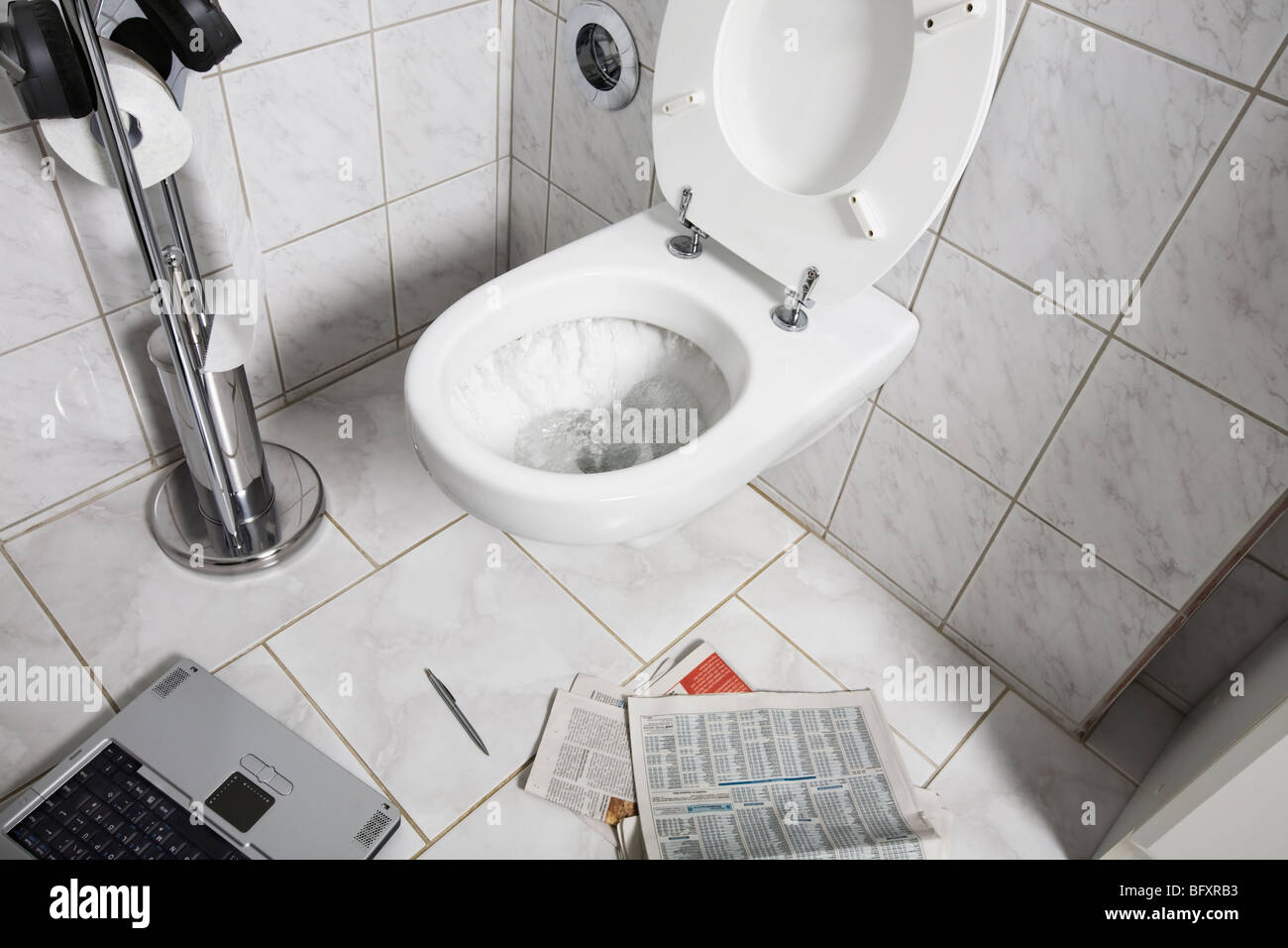 Newspaper, laptop and pen on floor by toilet Stock Photo - Alamy