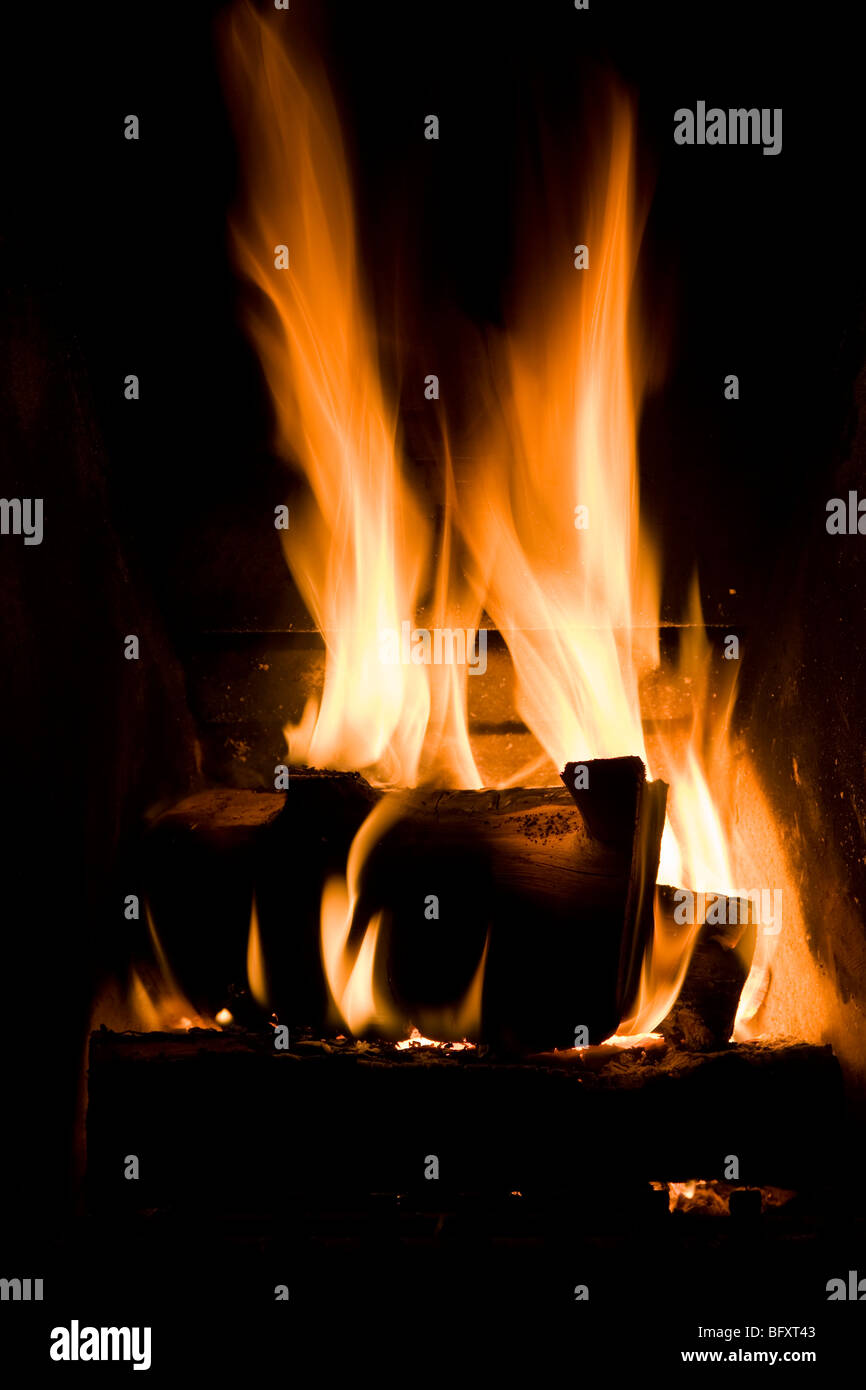 Roaring log fire hi-res stock photography and images - Alamy