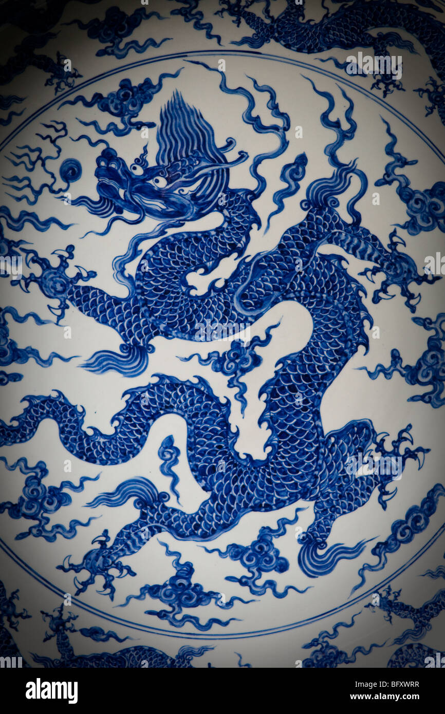 Dragon painted on a chinese plate Stock Photo - Alamy