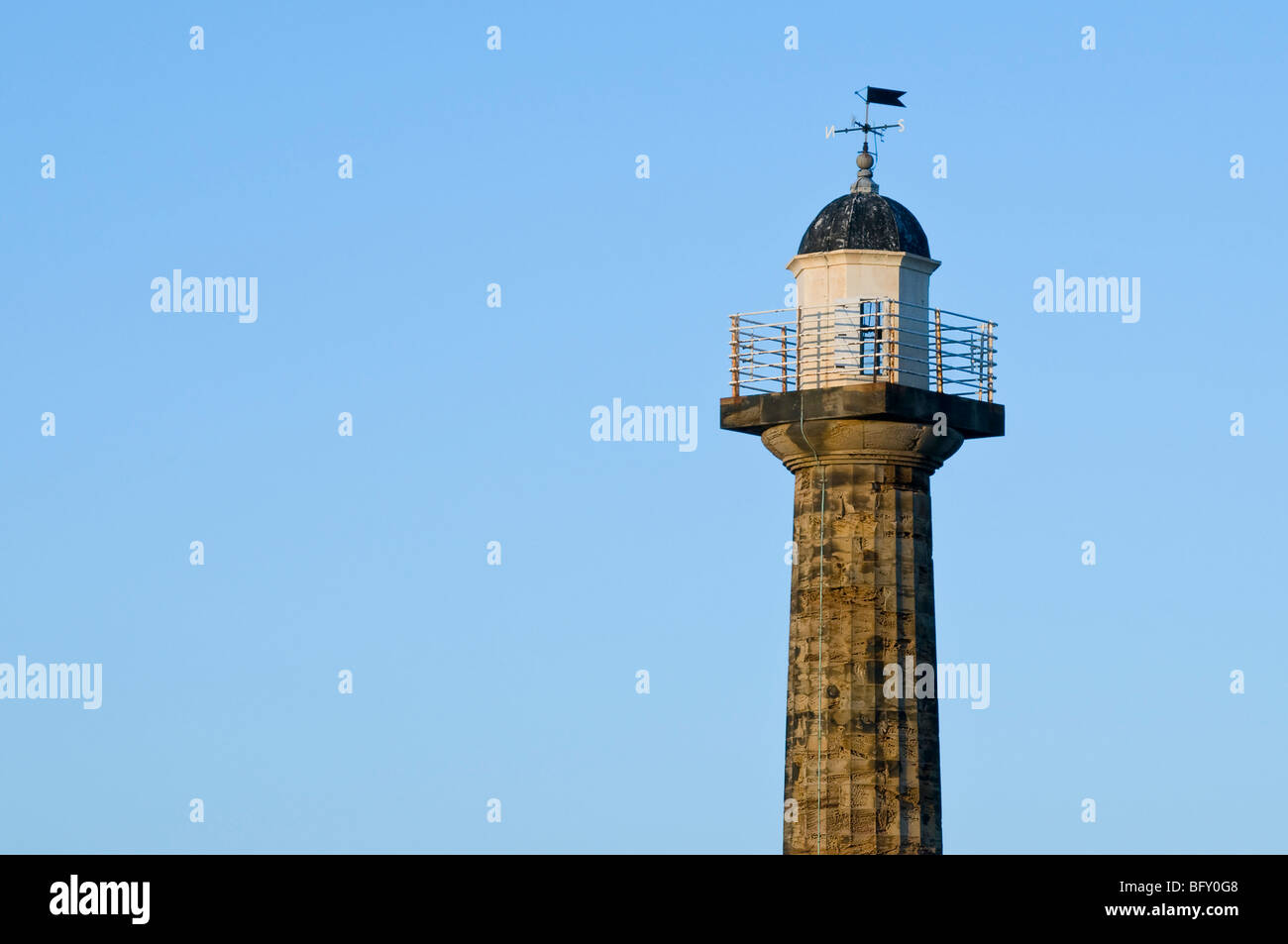 Whitby lighthouse blue sky hi-res stock photography and images - Alamy