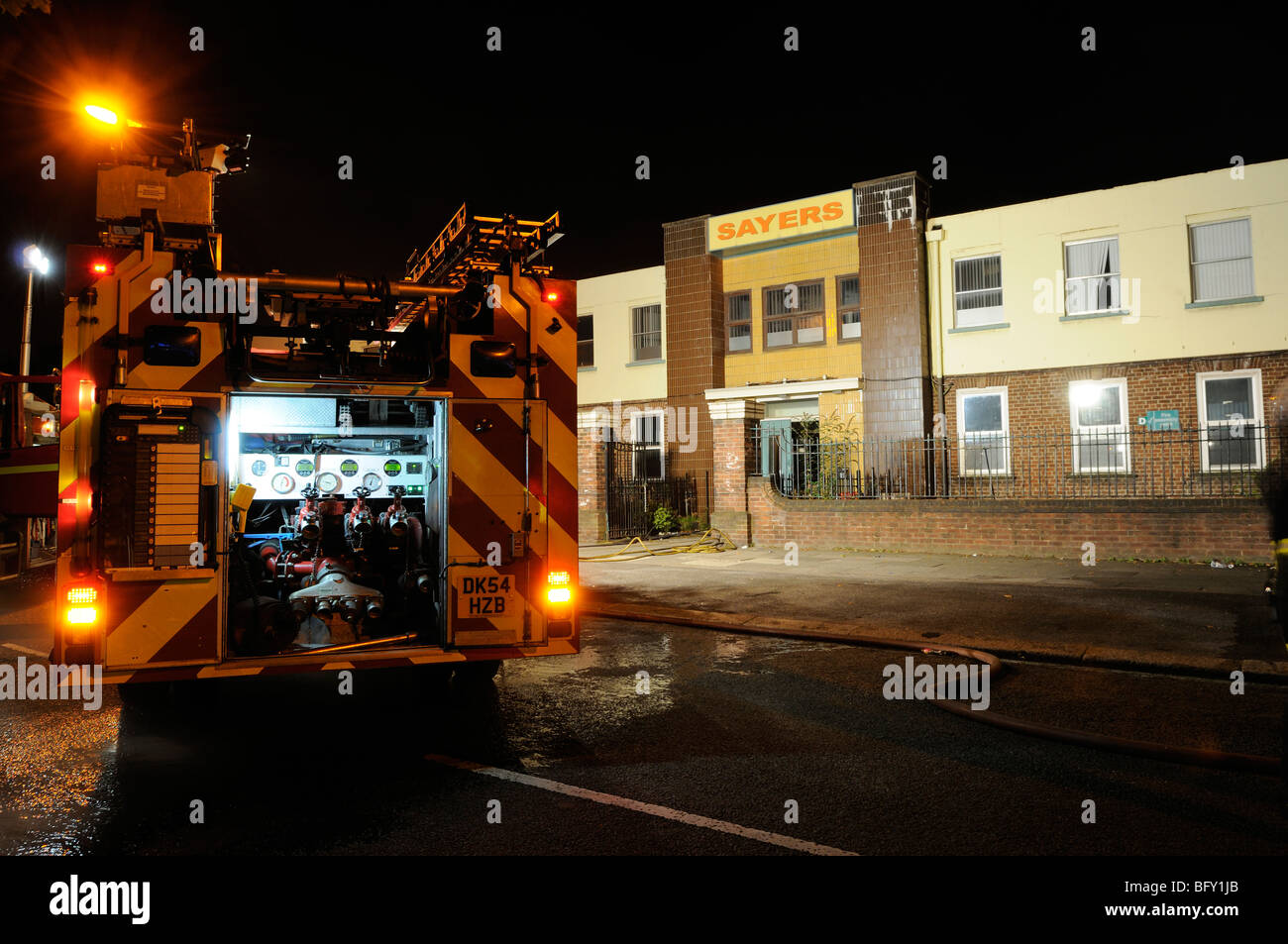 Fire engine uk night hi-res stock photography and images - Alamy