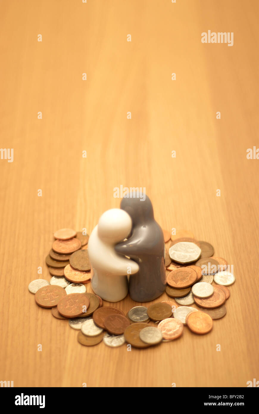 Little and large couple hugging hi-res stock photography and images - Alamy