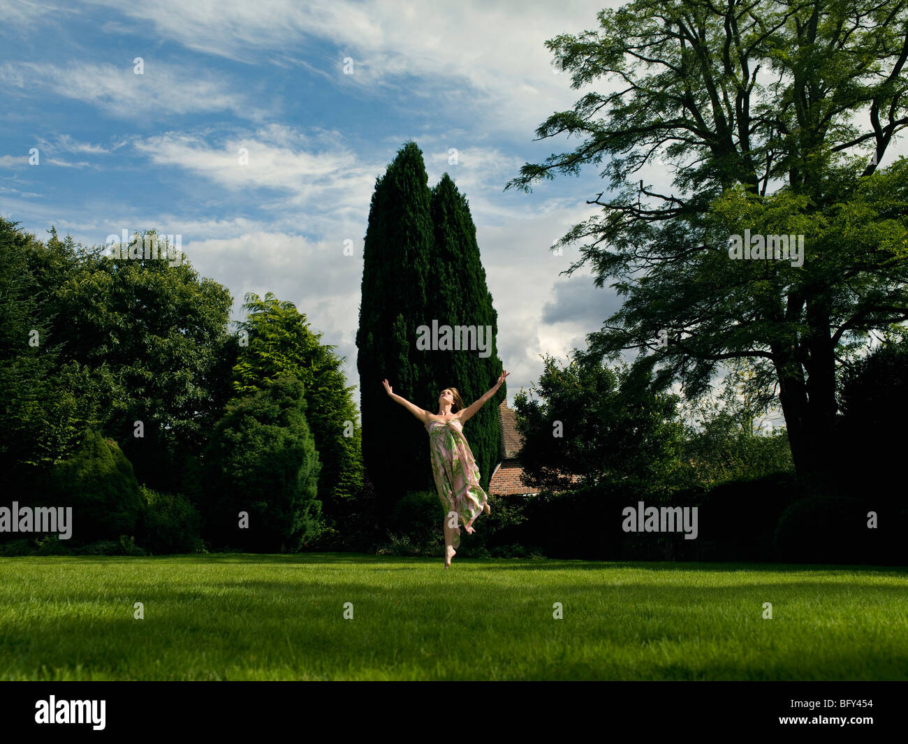 People dancing on lawn hi-res stock photography and images - Alamy