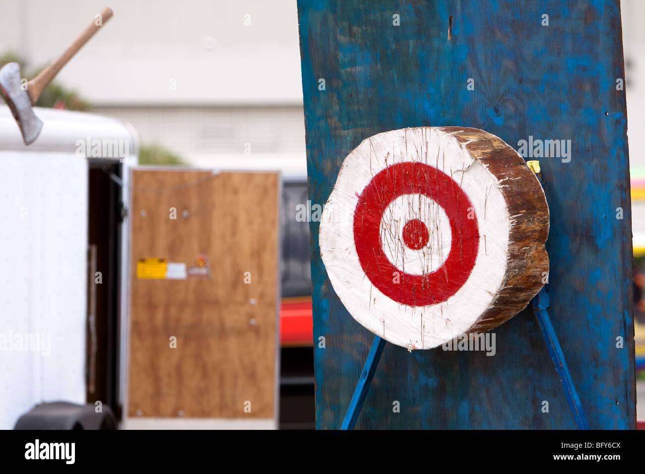 Axe throwing target hi-res stock photography and images - Alamy