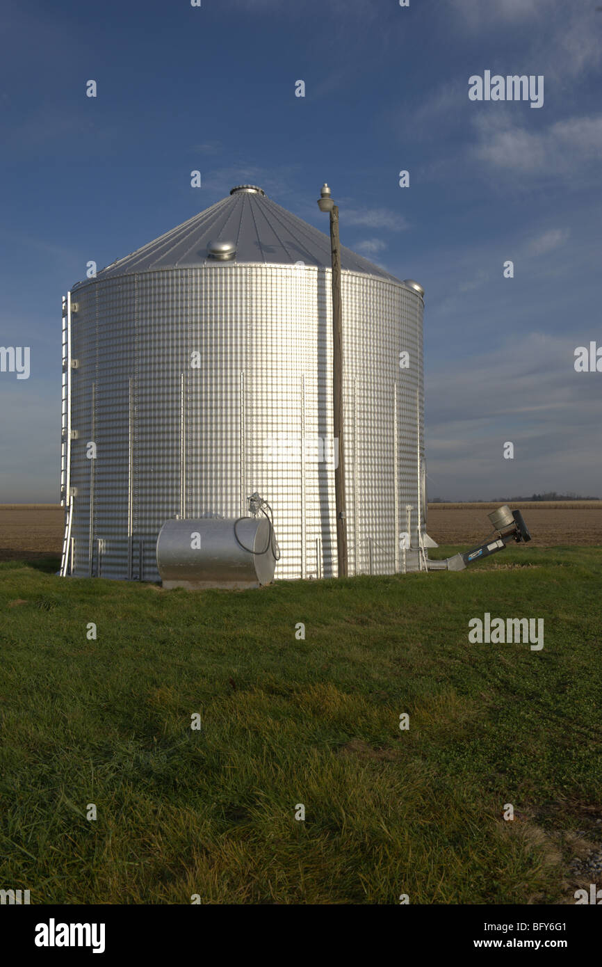 Single grain bin in open Midwest farm field Stock Photo - Alamy