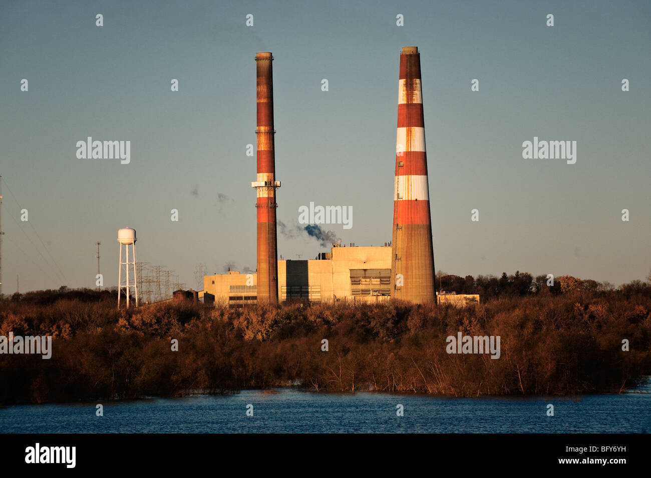 Coal fired fossil fuel electric power plant along Illinois River Stock ...