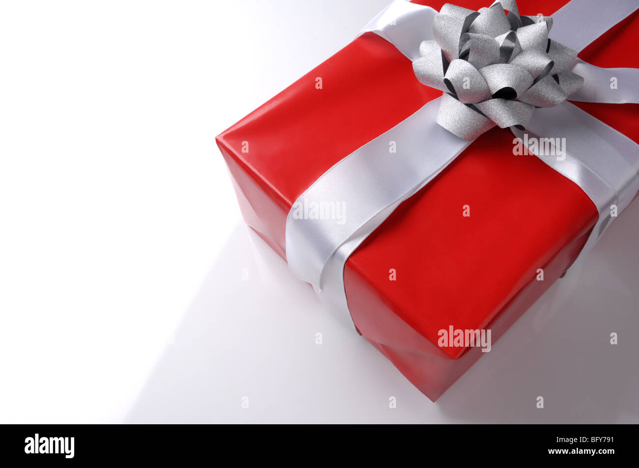 Red gift box Stock Photo - Alamy