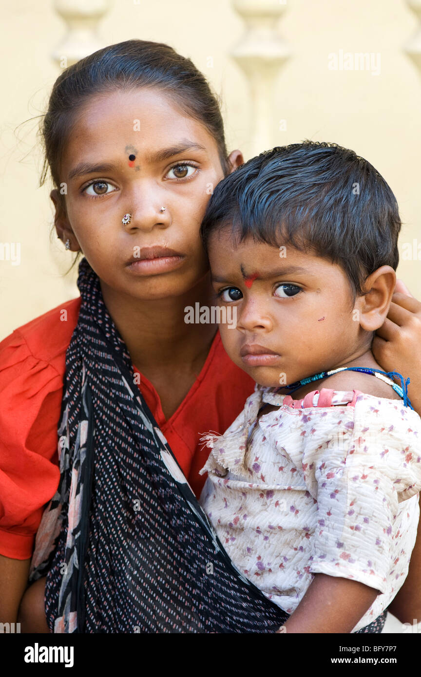 Indian homeless family hi-res stock photography and images - Alamy