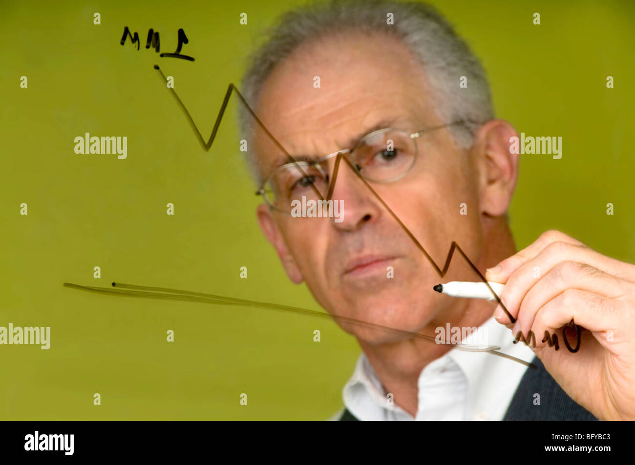 Line graph hi-res stock photography and images - Alamy