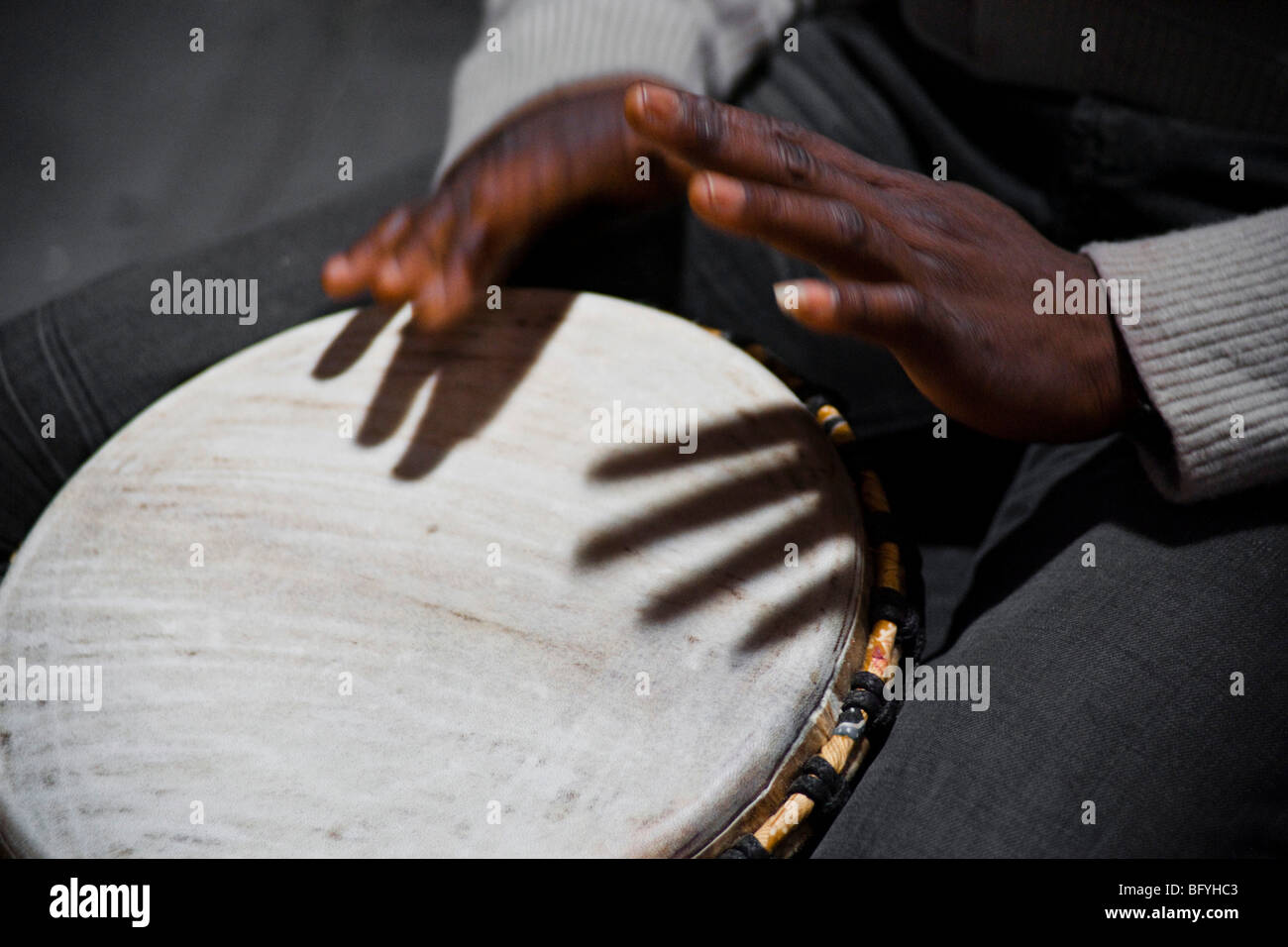 Women drumming hi-res stock photography and images - Alamy
