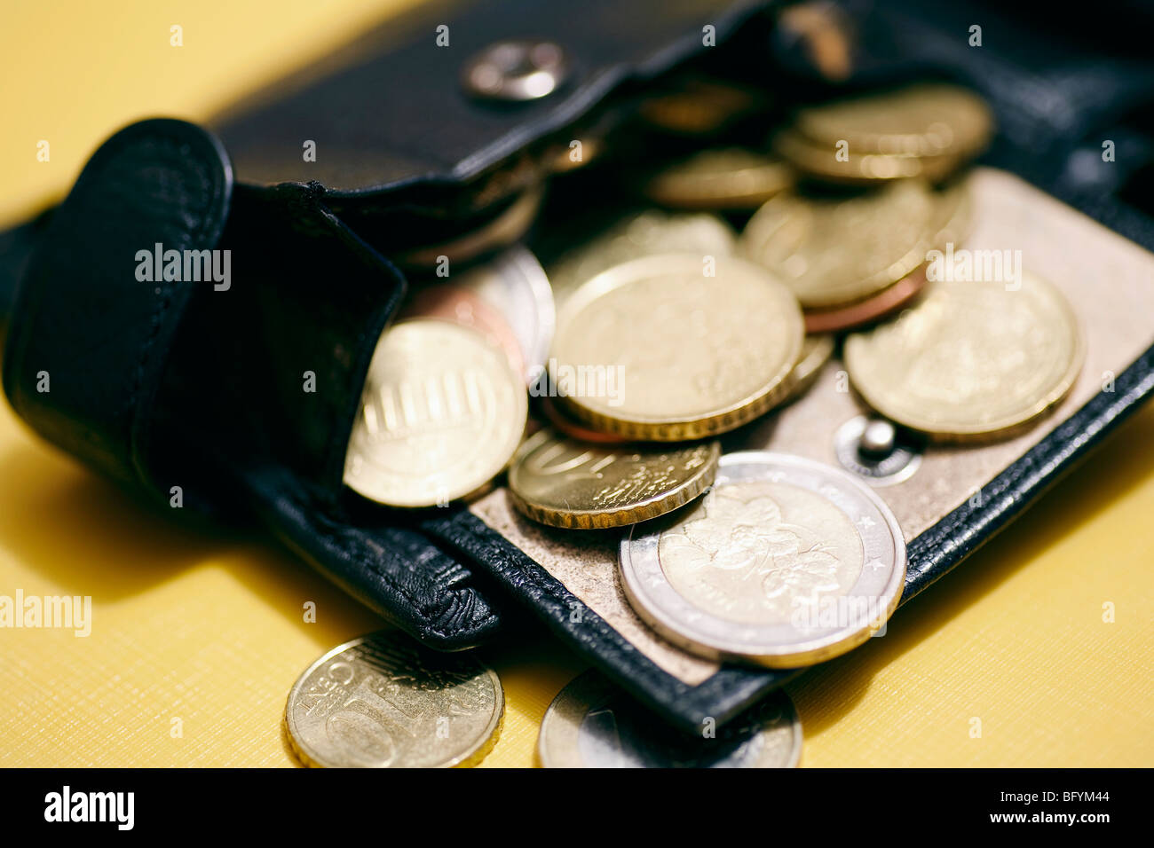 coins pouring out of wallet Stock Photo - Alamy