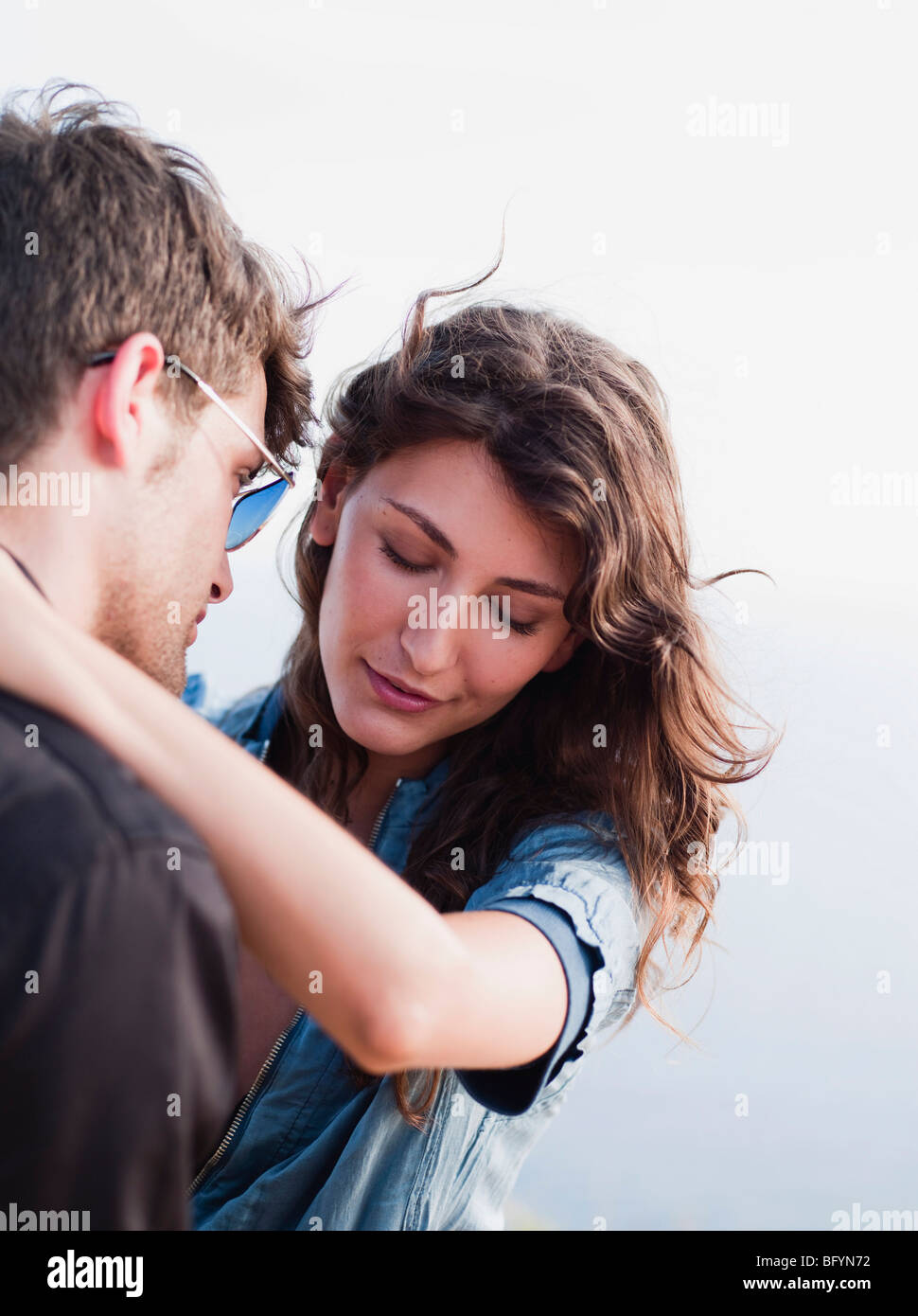 Couple embracing cliff hi-res stock photography and images - Alamy