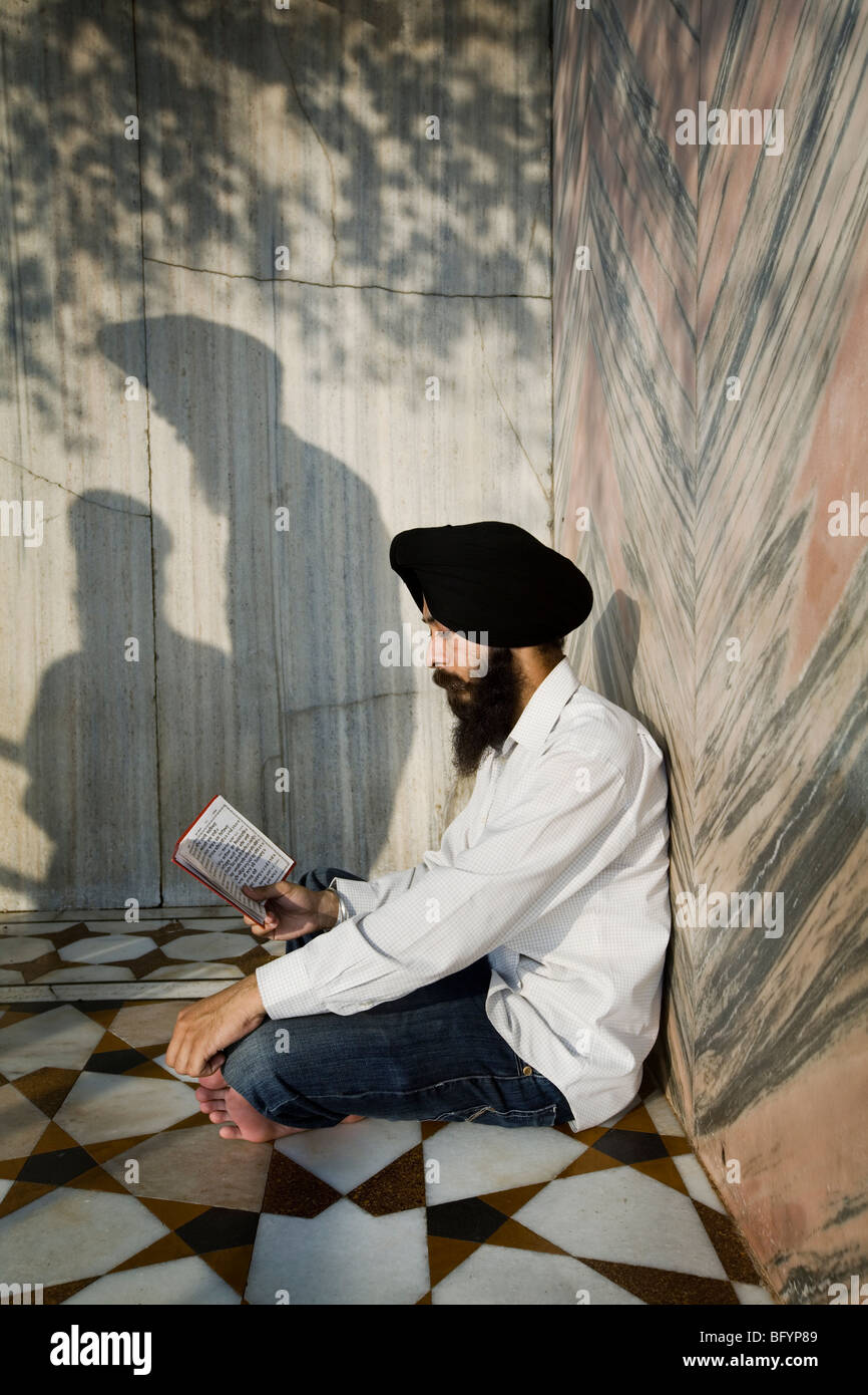 Pilgrims reading holy texts in Golden Temple, Amritsar, India Stock ...