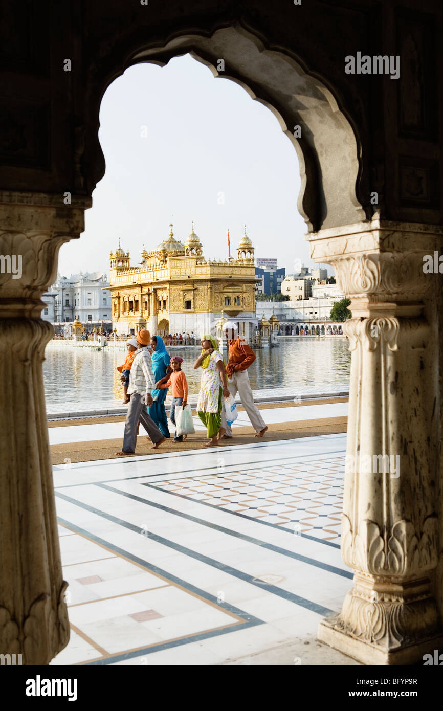 Sikh pilgrims in Golden Temple, Amritsar, India Stock Photo - Alamy