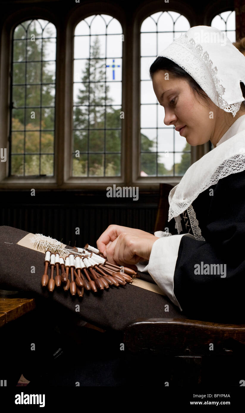 17th century girl sewing hi-res stock photography and images - Alamy