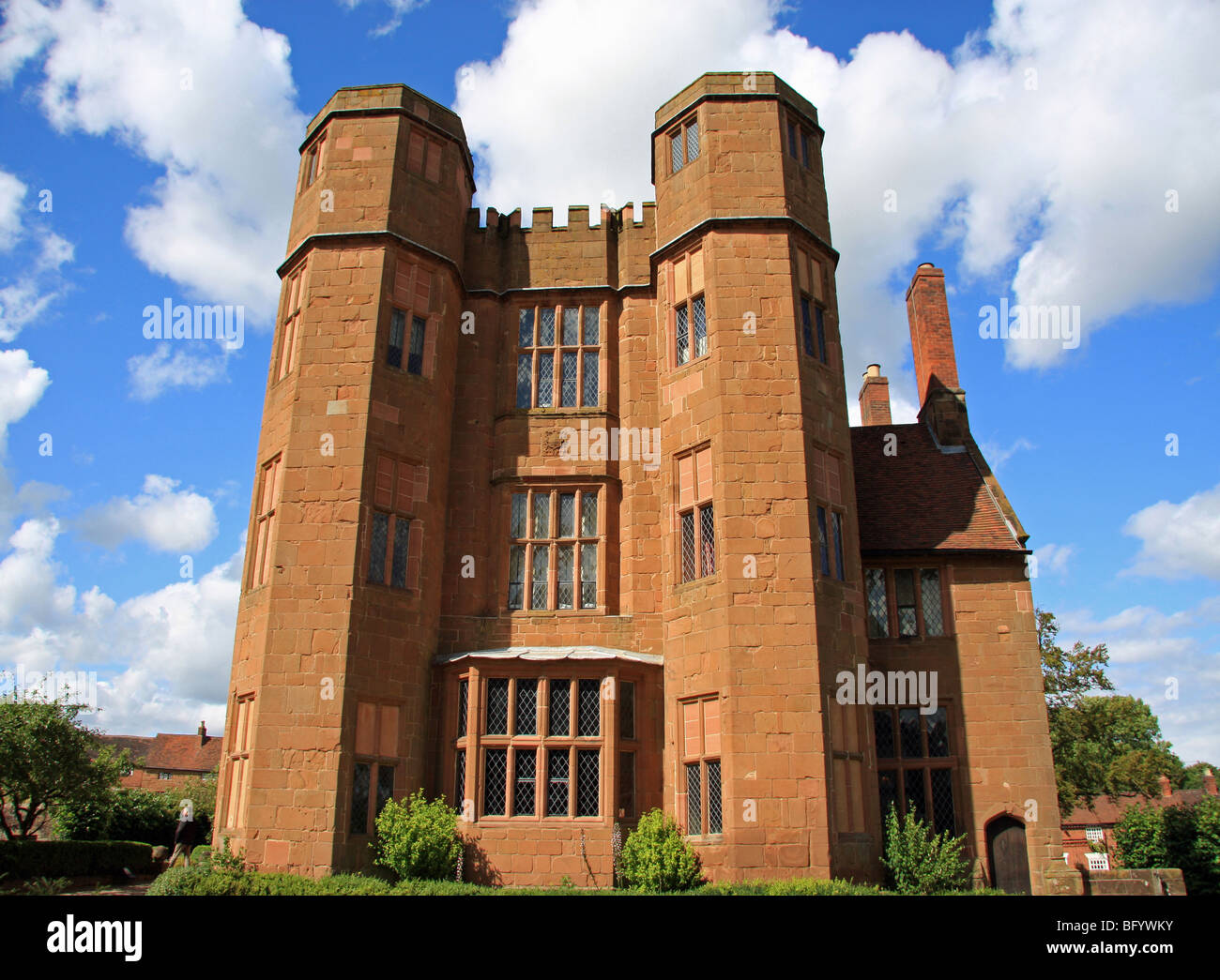 Kenilworth castle gardens hi-res stock photography and images - Alamy