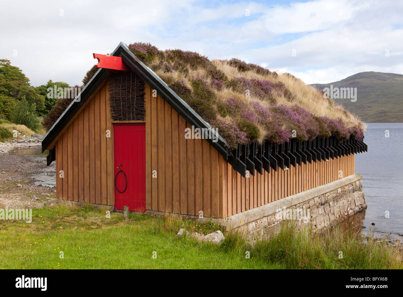 Heather covered turf roof on the boathouse for Loyal Lodge, Loch Loyal ...
