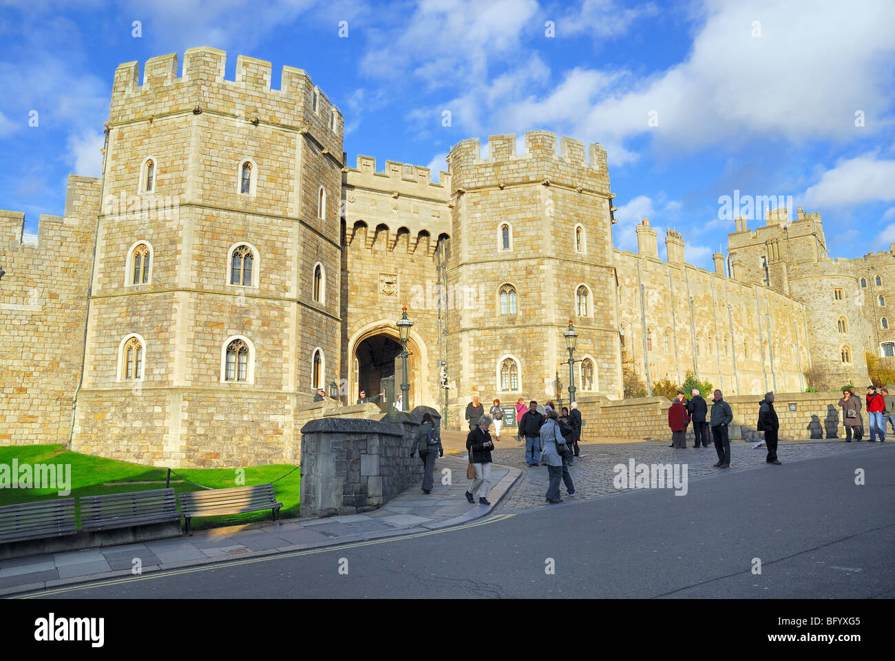 Windsor castle entrance hi-res stock photography and images - Alamy