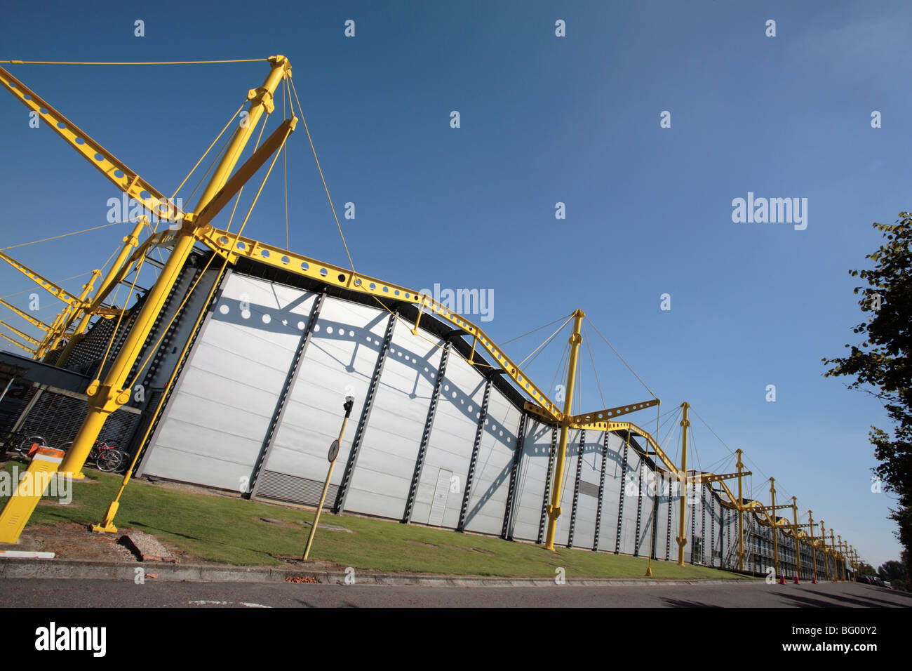 Renault distribution centre swindon wiltshire hi-res stock photography ...