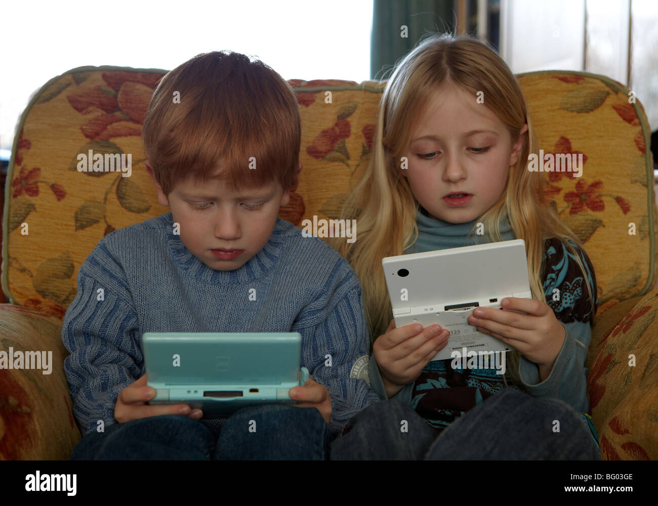 Girl playing nintendo hi-res stock photography and images - Alamy