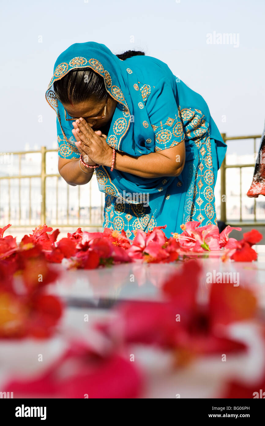 Sikh woman praying in Golden Temple, Amritsar, India Stock Photo - Alamy