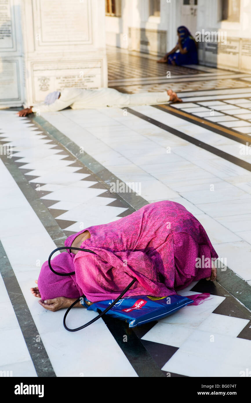 Sikh woman praying hi-res stock photography and images - Alamy