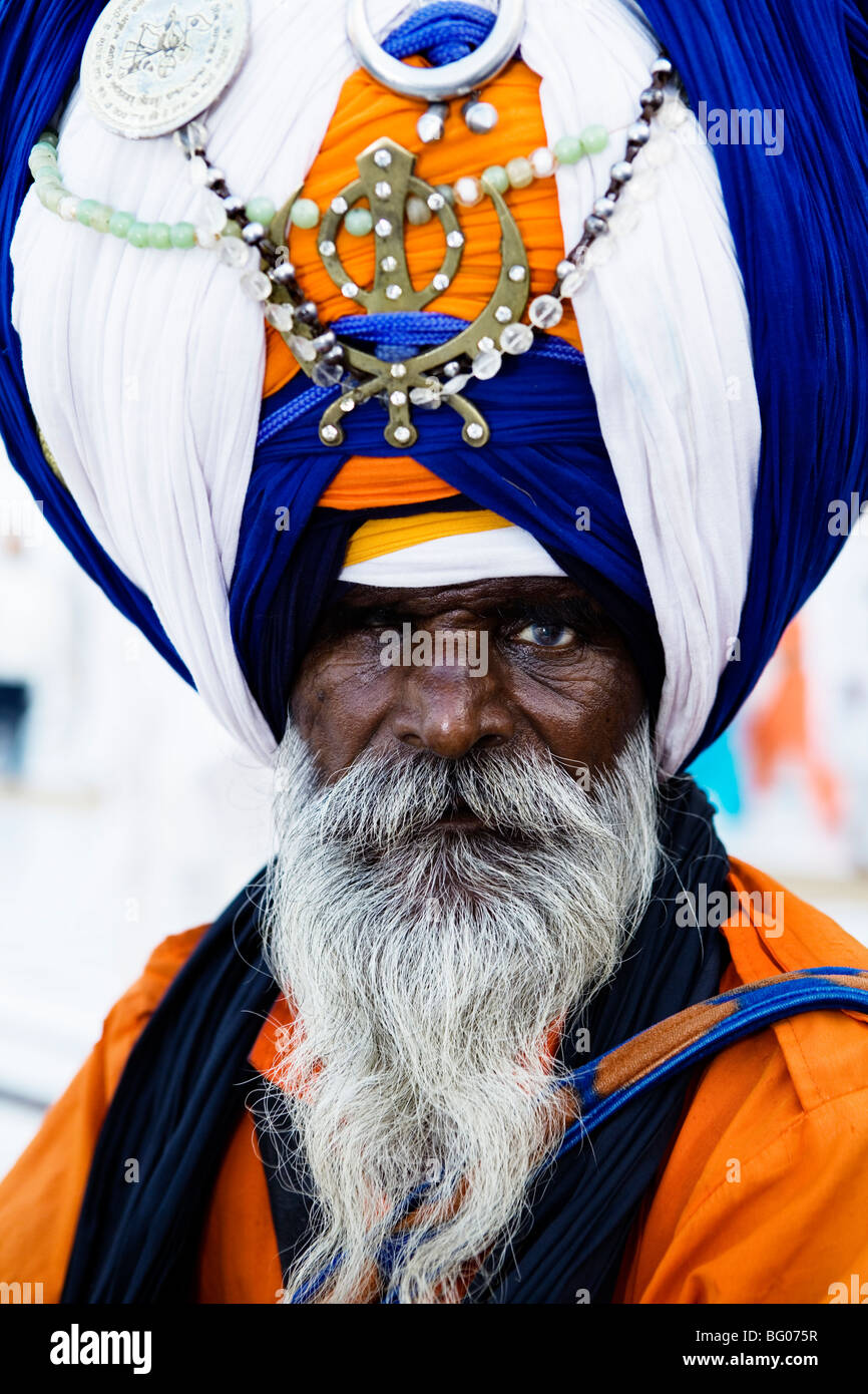 Sikh man with a massive turban in Golden Temple, Amritsar, India Stock ...