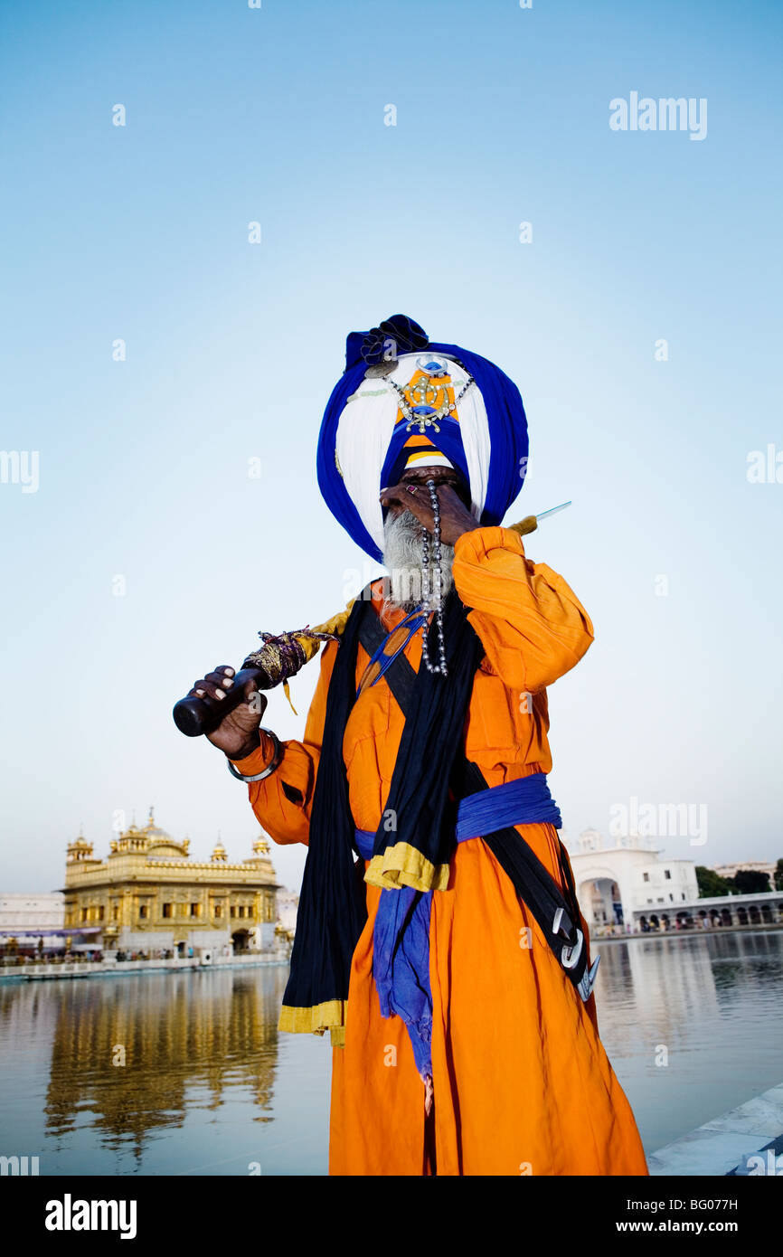 Sikh man with a massive turban and a sword in Golden Temple, Amritsar ...