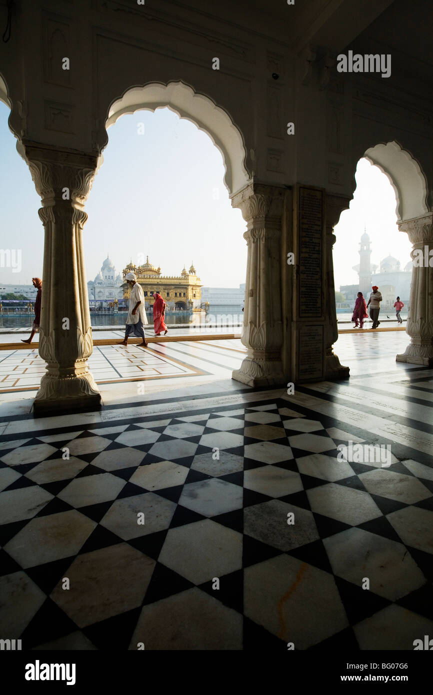 Sikh pilgrims in Golden Temple, Amritsar, India Stock Photo - Alamy