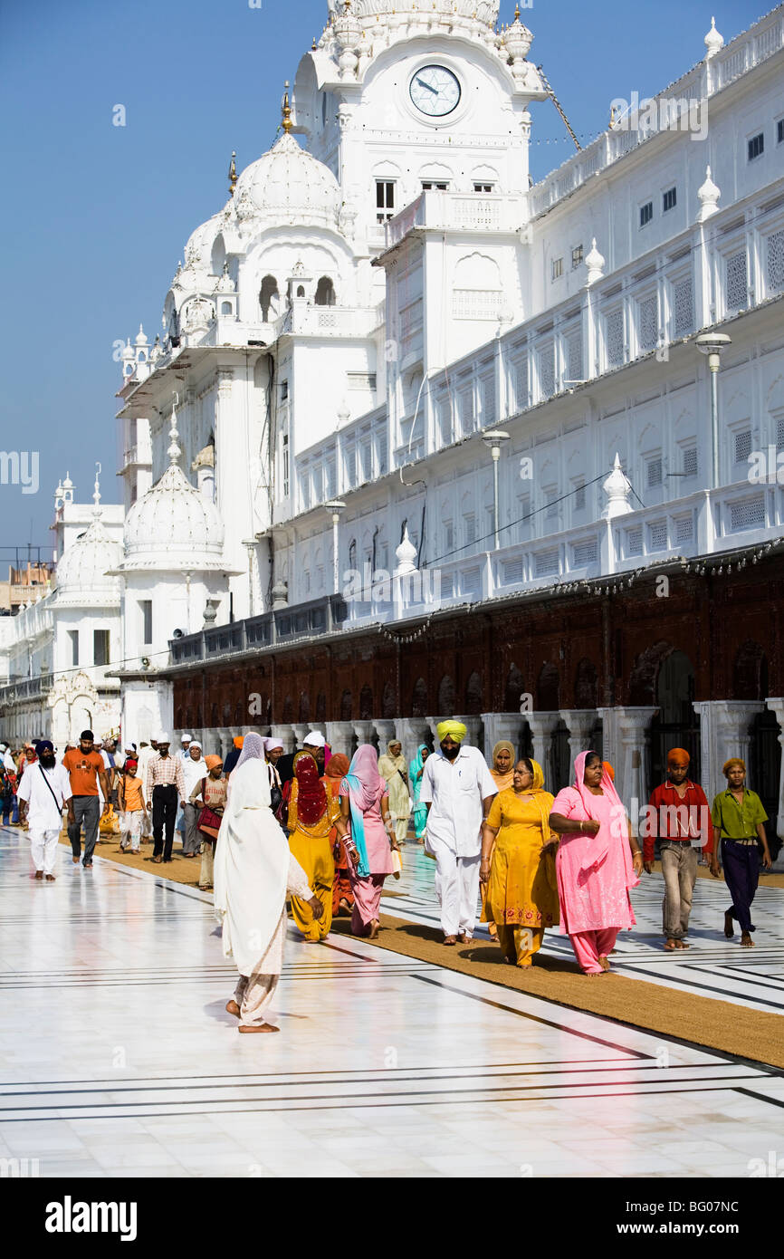Crowd of Sikh pilgrims in Golden Temple, Amritsar, India Stock Photo ...
