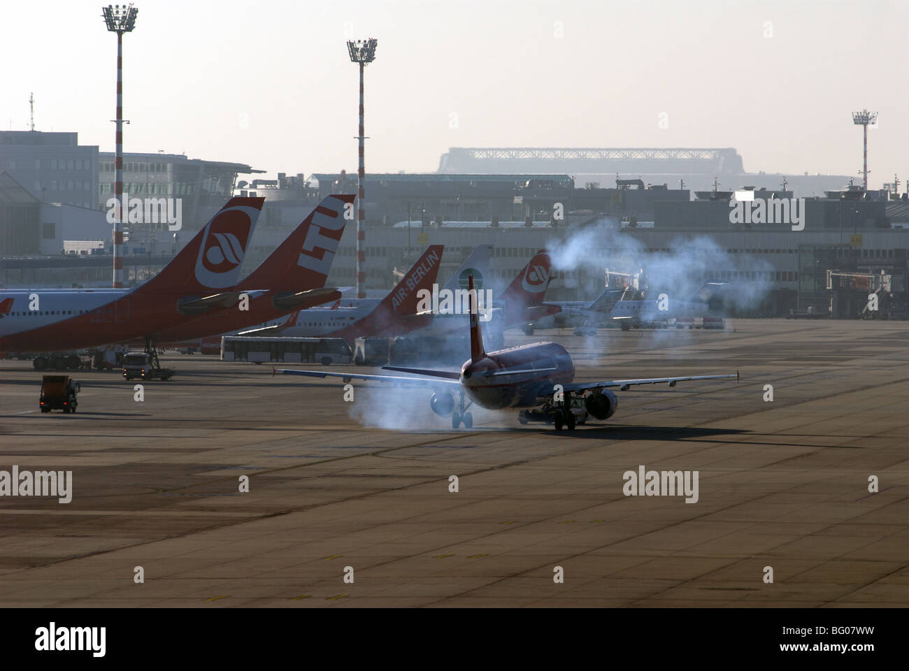 Commercial airliner staring jet engines hi-res stock photography and ...