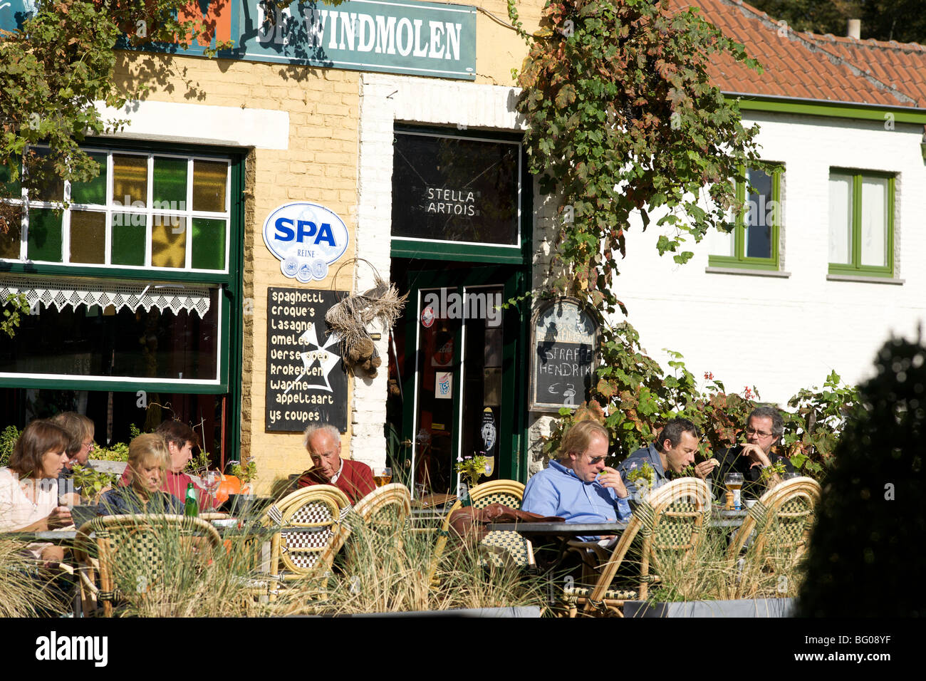 People drinking outside in a bar hi-res stock photography and images ...