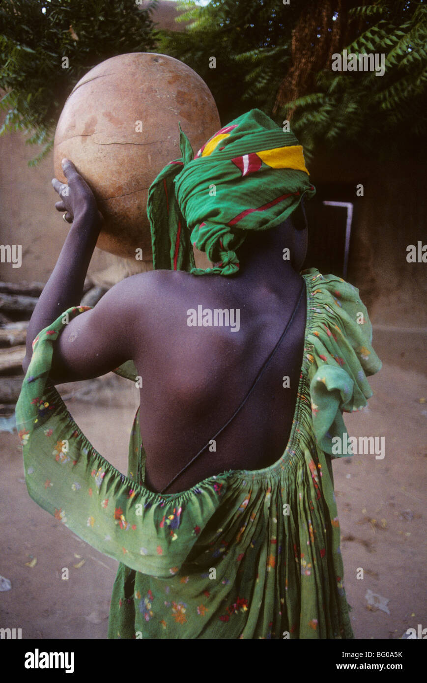 Mali woman grain hi-res stock photography and images - Alamy