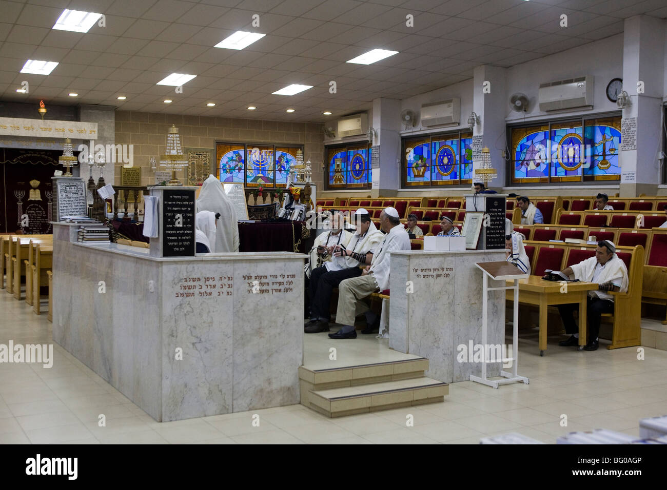 Reform synagogue service hi-res stock photography and images - Alamy