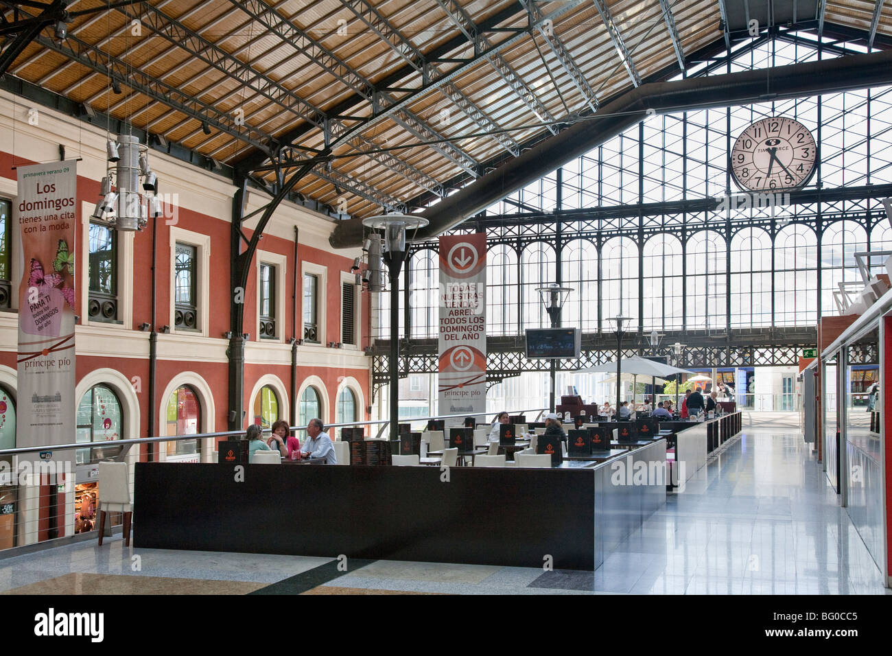 Cafeteria in a shopping centre, Centro Comercial Principe Pio, Madrid ...