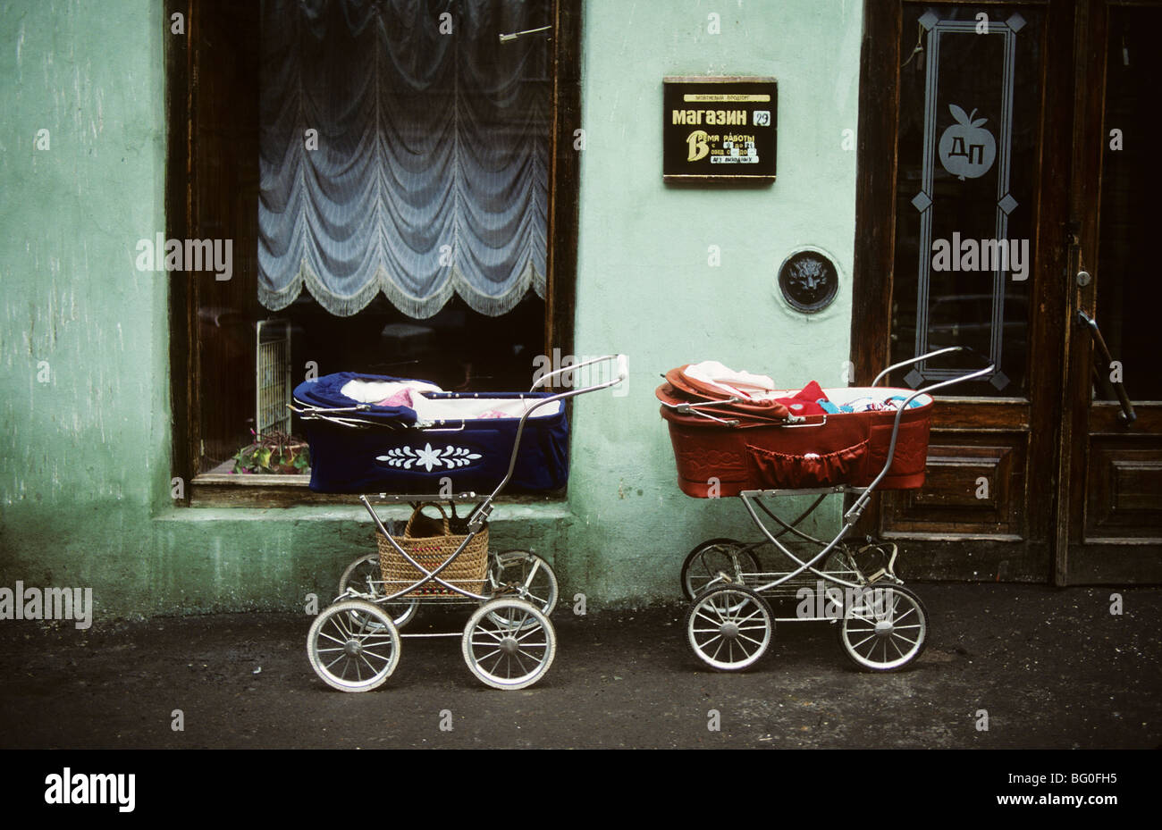 Old fashioned prams hi-res stock photography and images - Alamy