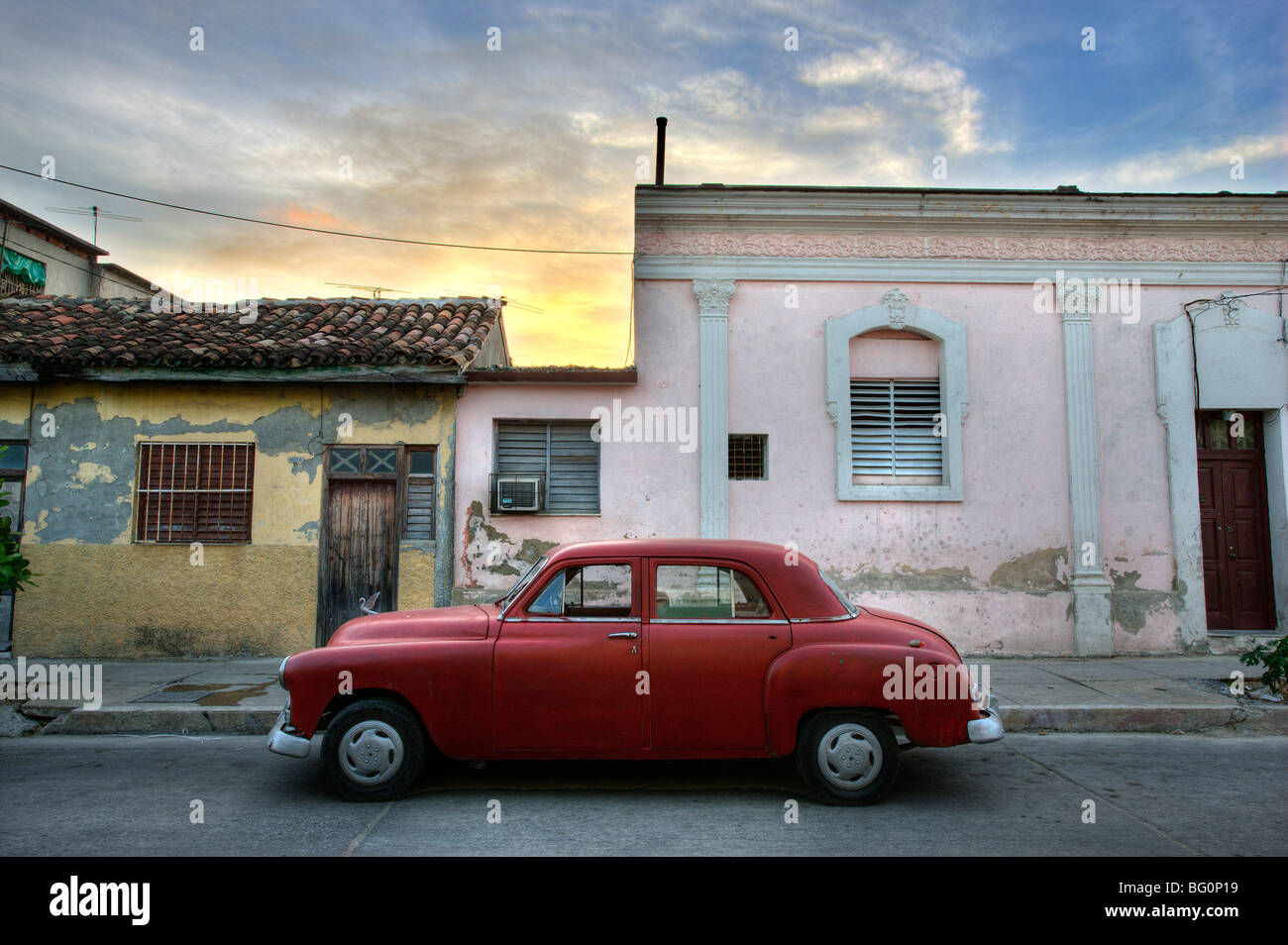 Red classic car sunset hi-res stock photography and images - Alamy