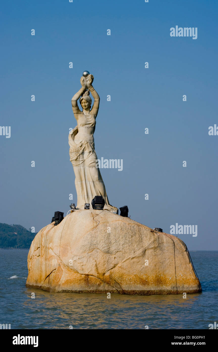 Water girl statue hi-res stock photography and images - Alamy