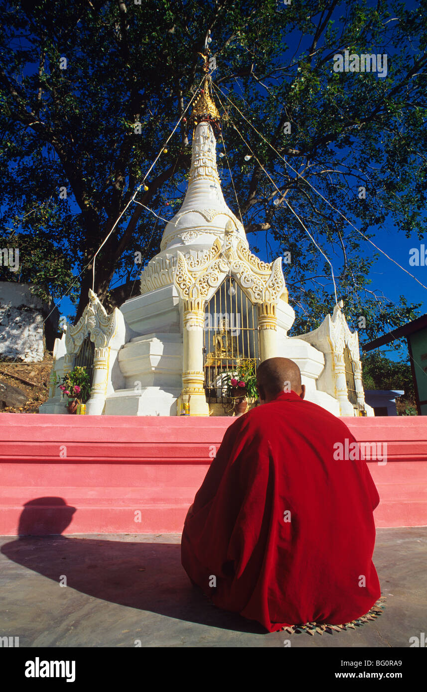 Monk praying hi-res stock photography and images - Alamy