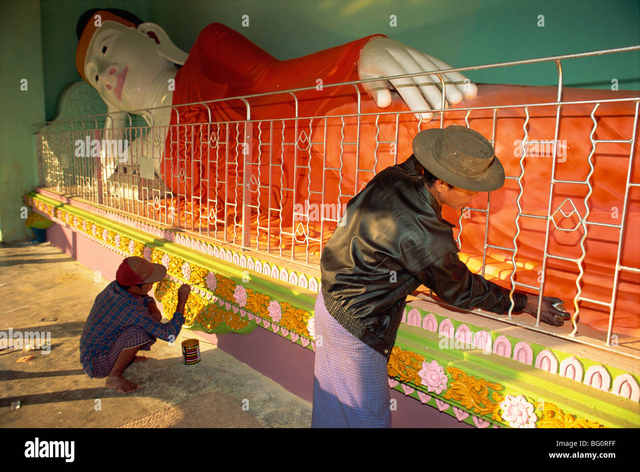 Painting statue of the reclining Buddha, Shwesandaw Pagoda, Pyay (Prome ...